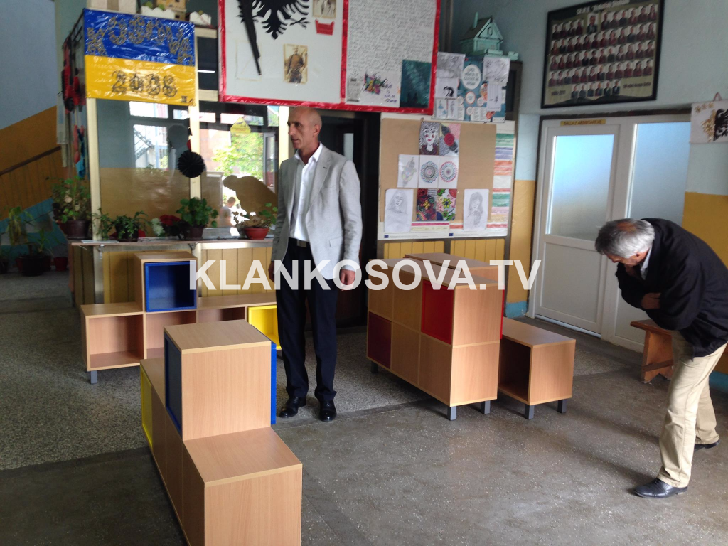 Shkollat në Mitrovicë bëhen me kënde leximi (FOTO) - Klan Kosova