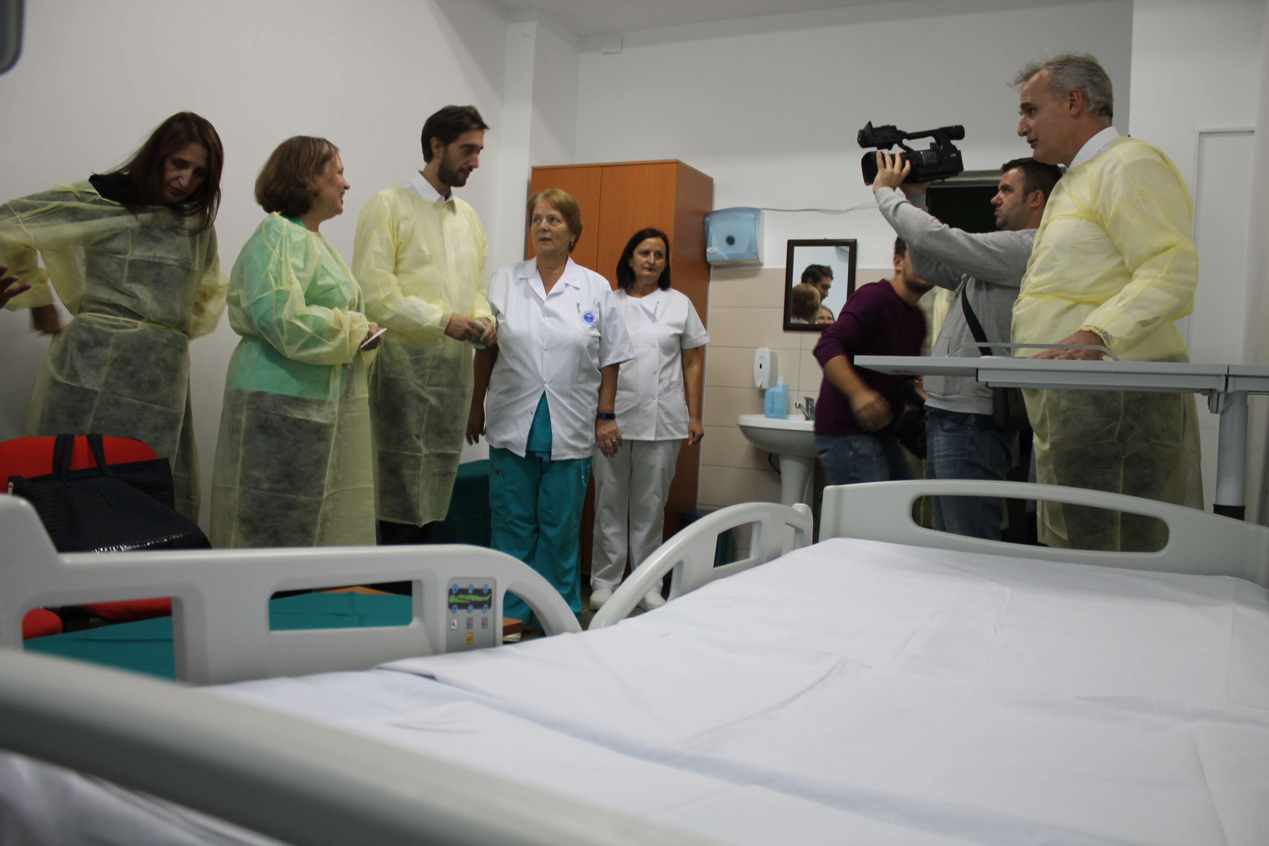 Ambasada Amerikane i dhuron 38 shtretër QKUK-së - Klan Kosova