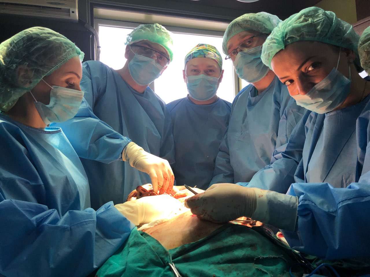 Kirurgët plastik në QKUK heqin tumorin 30 centimetërsh në fytyrë - Klan ...