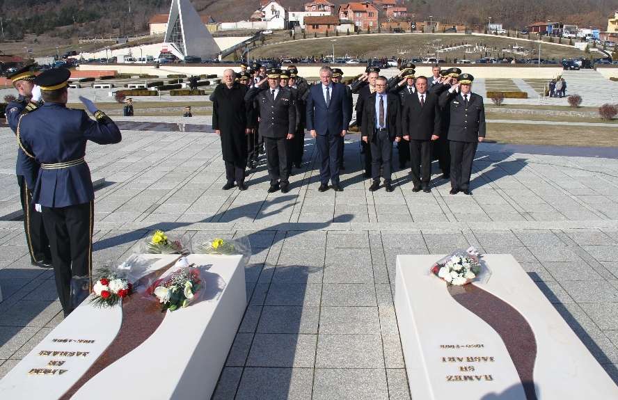 Berisha dhe Rama homazhe në kompleksin memorial në Prekaz (FOTO) – Klan ...