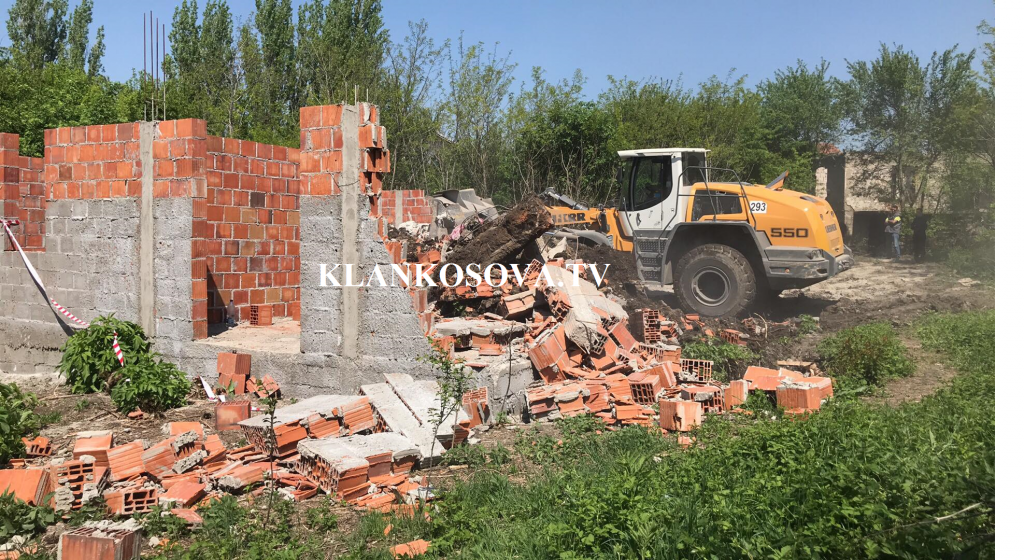 Pamje nga aksioni për rrënimin e shtëpive në Hade (VIDEO) - Klan Kosova