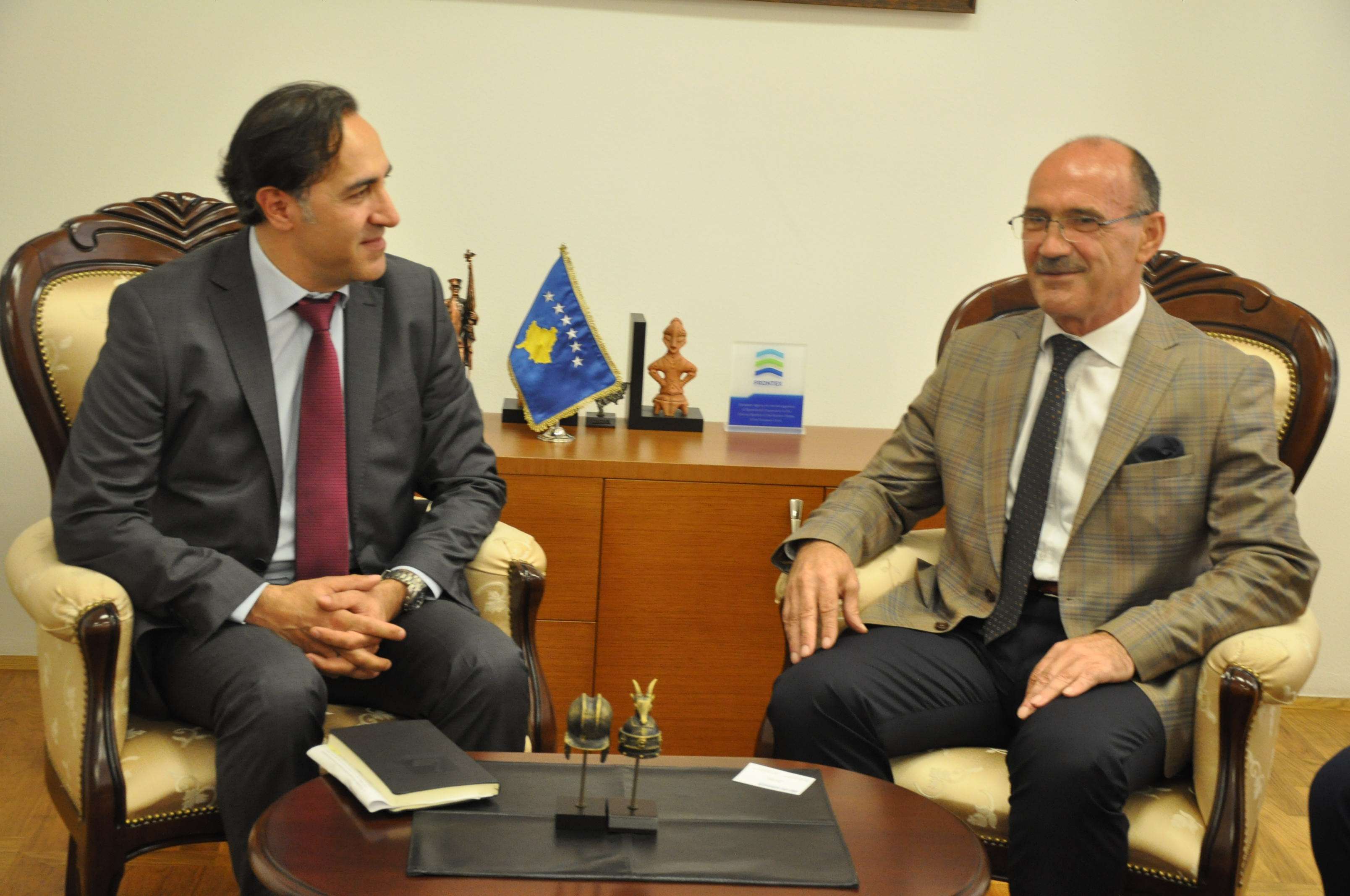 Ministri Gashi pret në takim shefin e ri të UNHCR në Kosovë, Erol Arduc ...