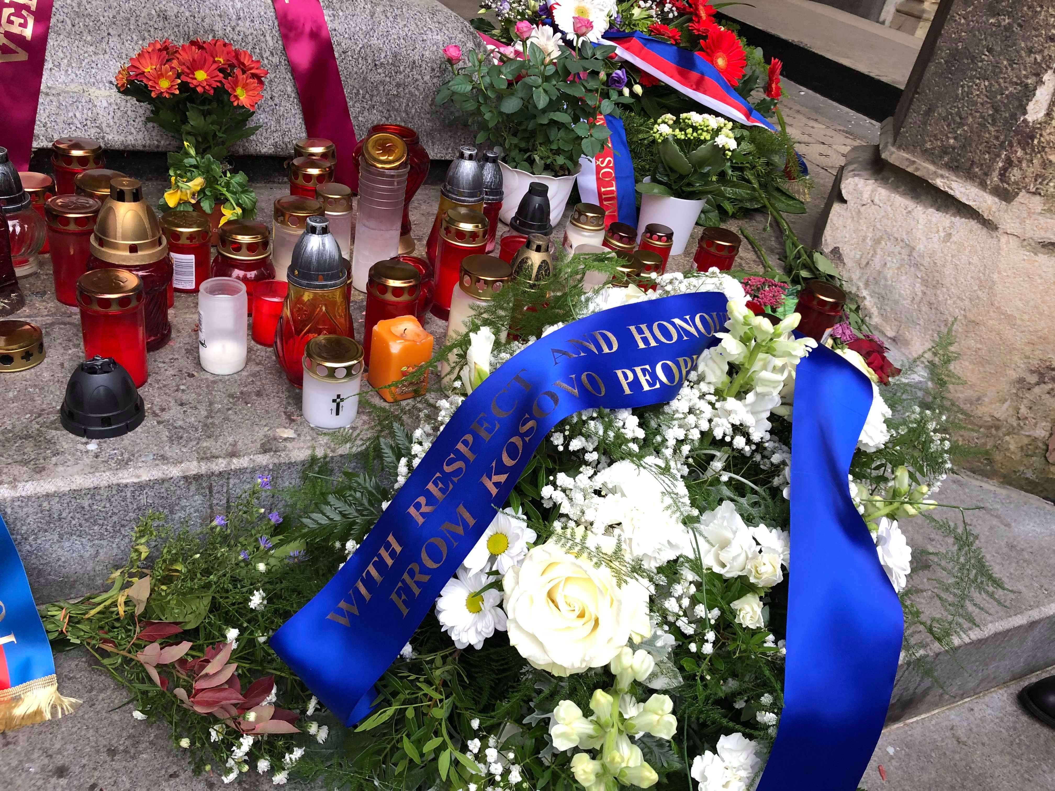 Veseli homazhe tek varri i Vaclav Havelit – Klan Kosova