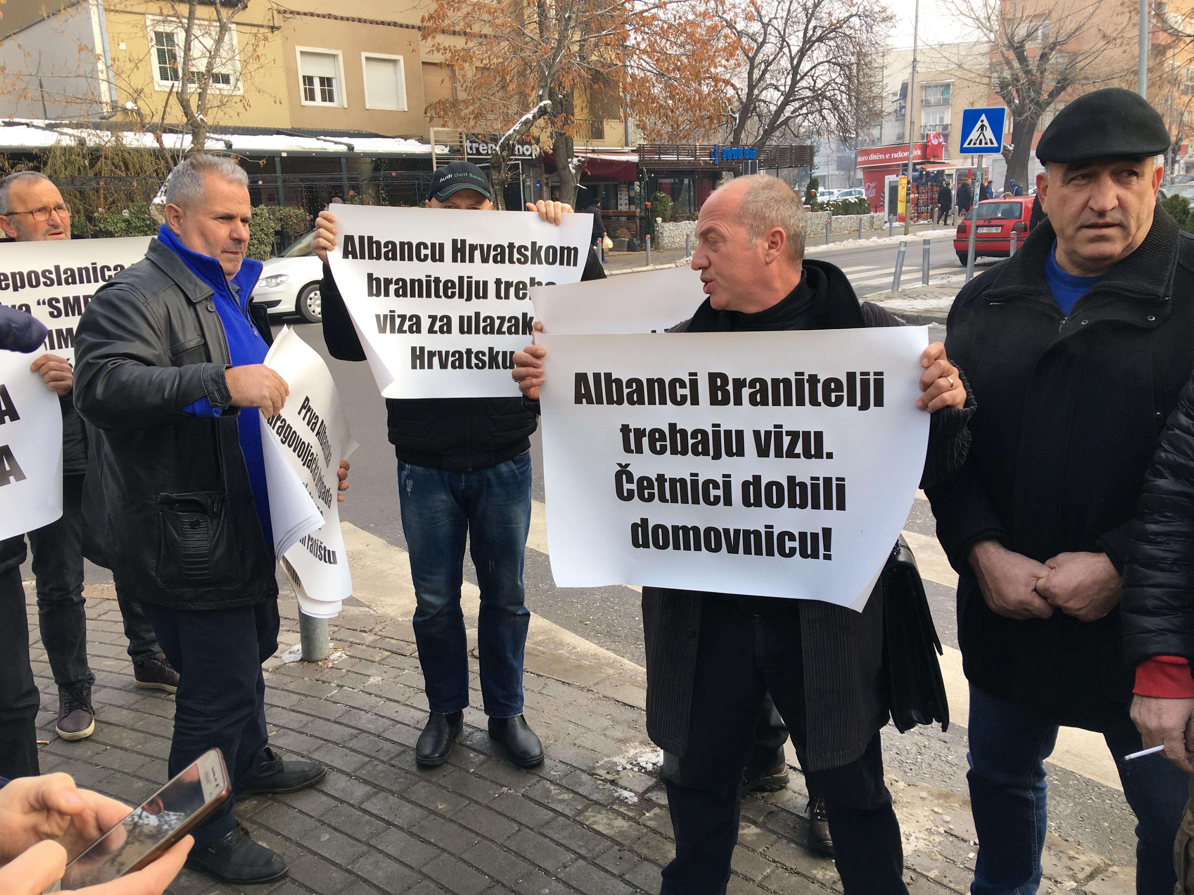 Shqiptarët që luftuan për çlirimin e Kroacisë, protestojnë para ...
