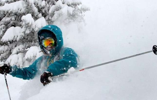 Disa fotografi që shfaqin pasionin e të ndjerit Arian Daci për skijim ...