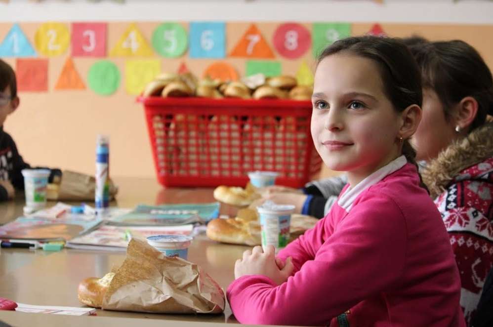 Komuna e Gjilanit nis projektin e ndarjes së shujtave për nxënësit ...