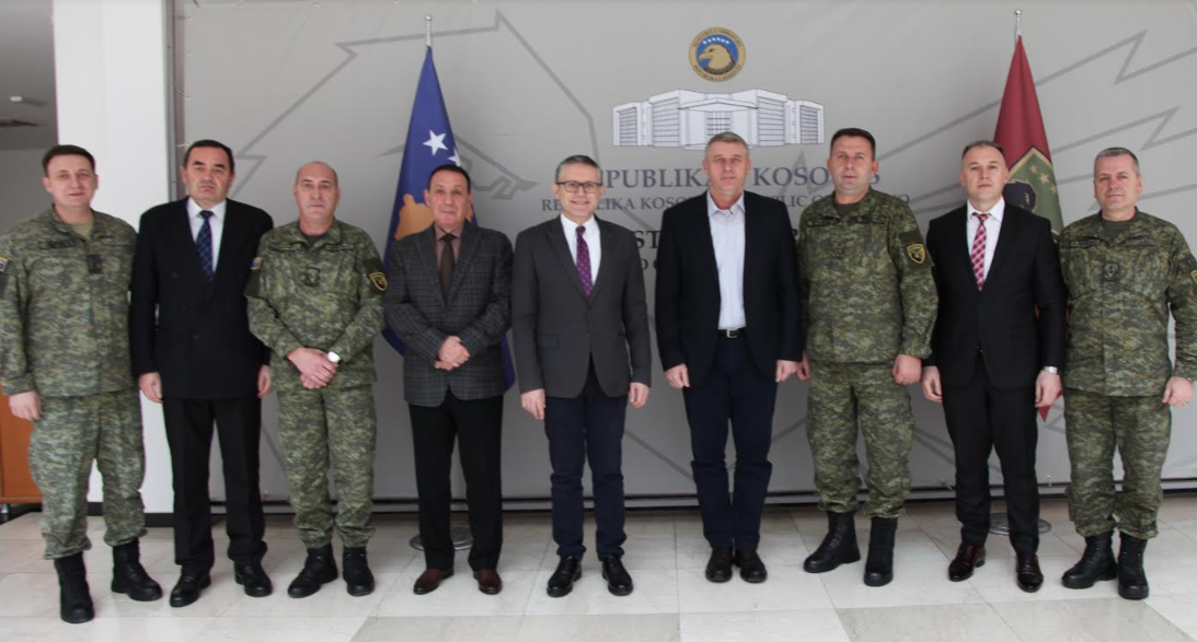 Sylejman Selimi vizitoi Ministrinë e Mbrojtjes dhe FSK-në - Klan Kosova