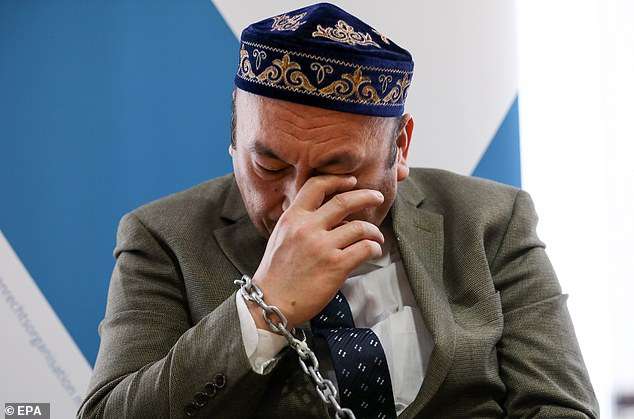 Myslimanët detyrohen të hanë mish derri në një "kamp" të Kinës (FOTO ...