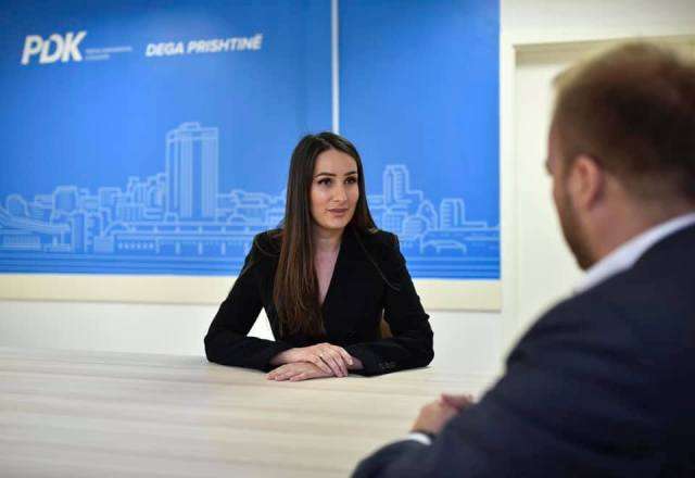 Laura Hoti i bashkohet PDK-së - Klan Kosova