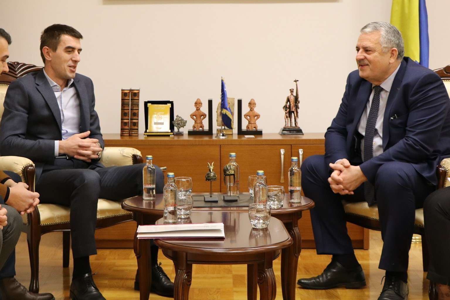 Veliu pret në takim drejtorin e AKP-së, Tolaj – Klan Kosova