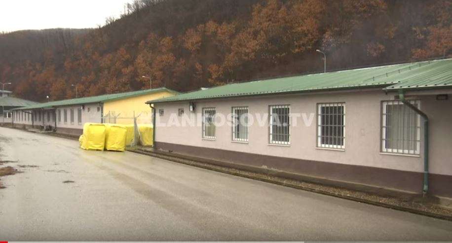 Emigrantët në Vranidoll sulmojnë trupat e sigurimit - Klan Kosova