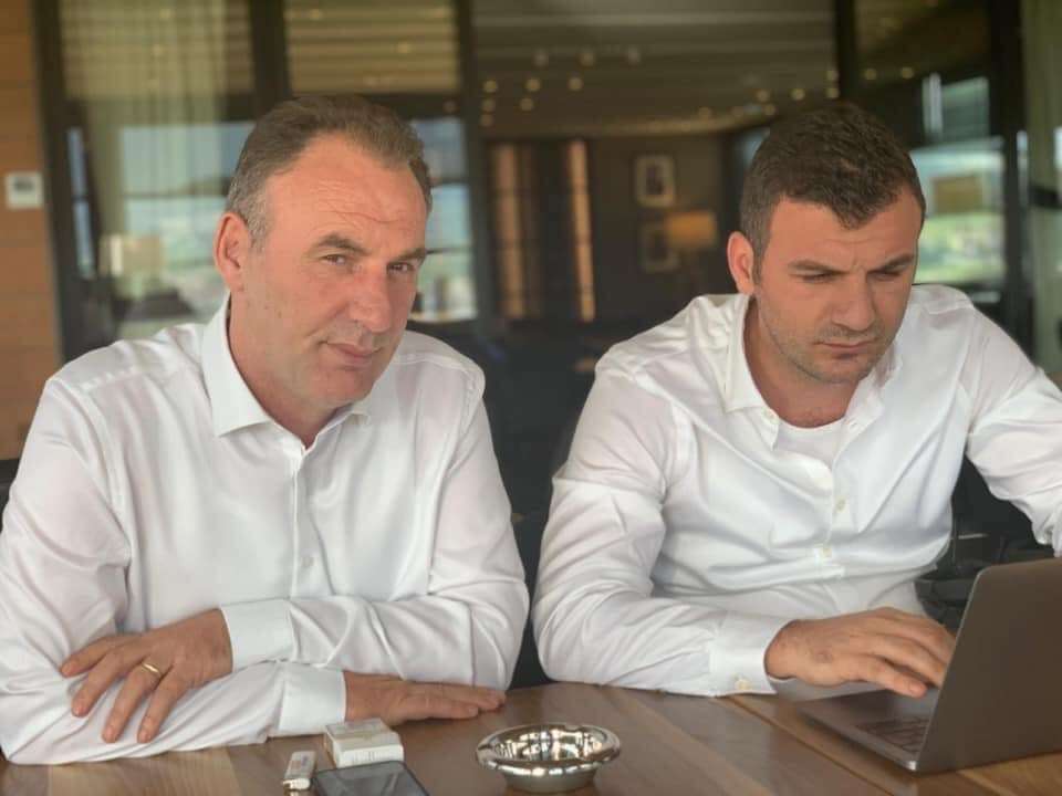 Limaj i dhuron të birit një medaljon për ditëlindje (FOTO) - Klan Kosova