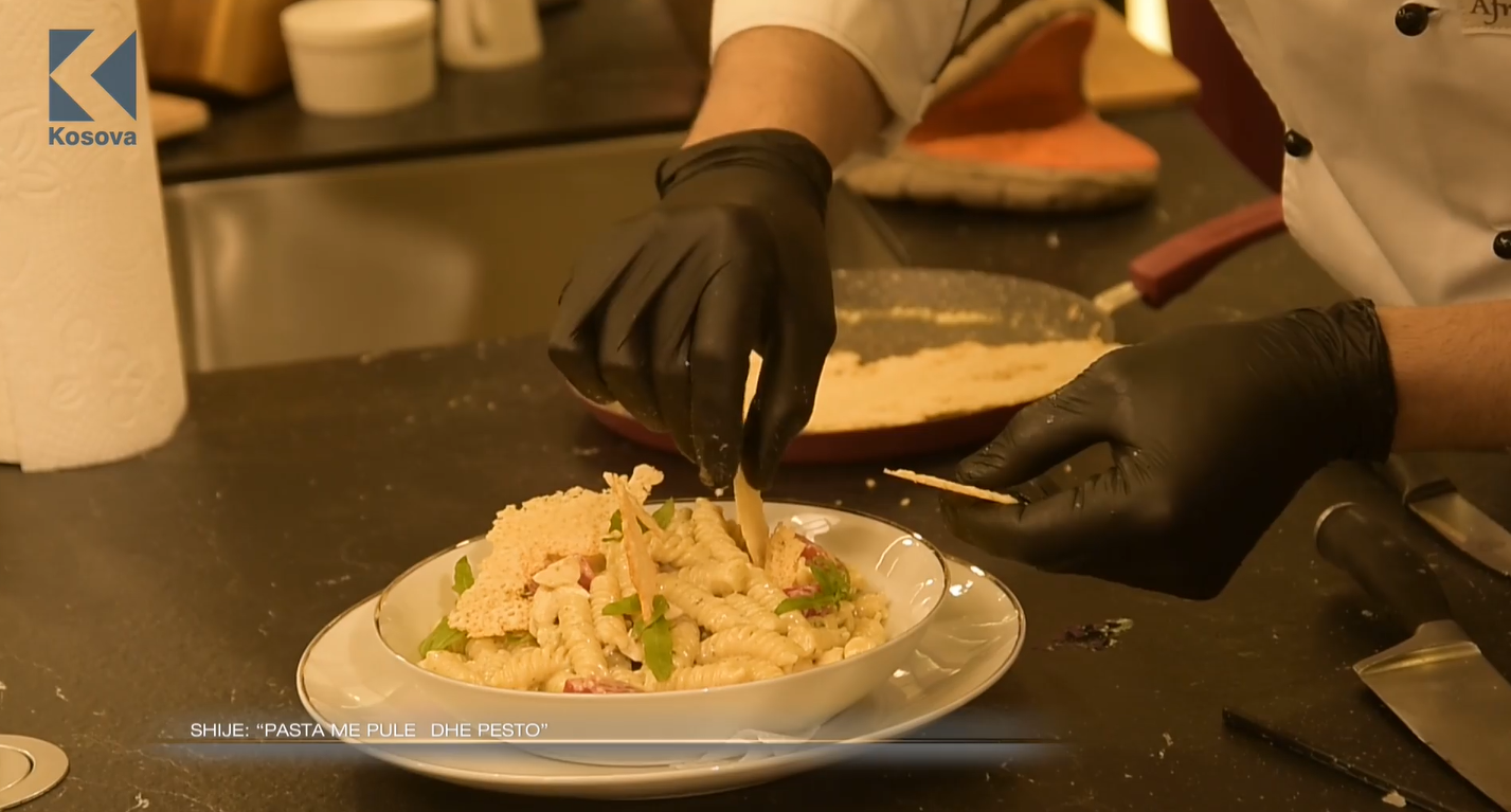 Shije: Pasta me pulë dhe pesto (VIDEO) - Klan Kosova