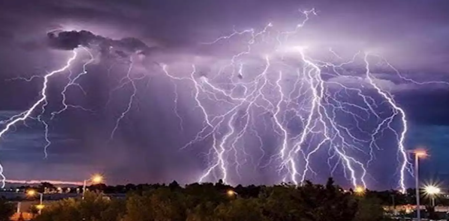 Rrufeja vret pesë persona në një fushë futbolli në Kolumbi – Klan Kosova