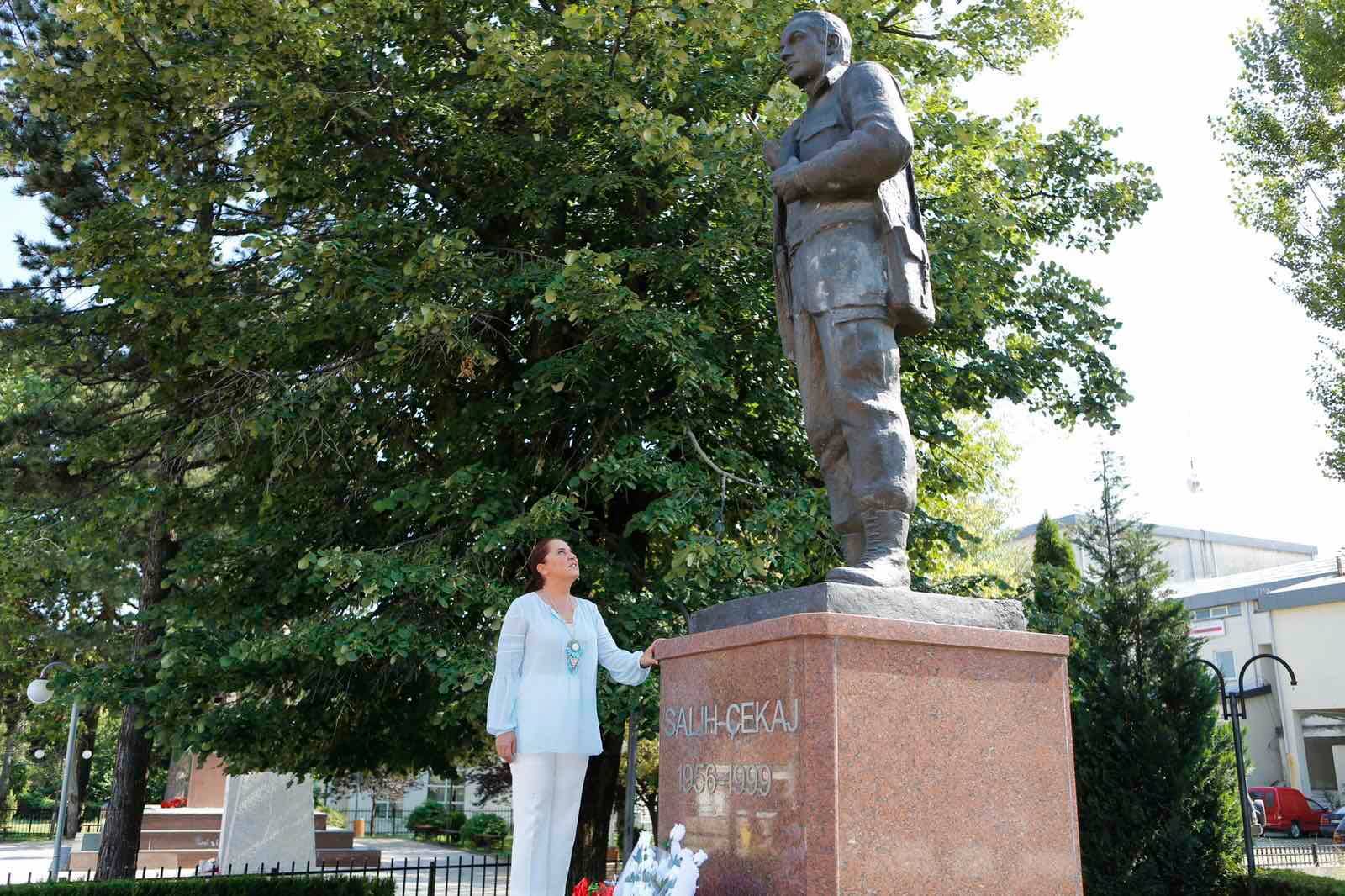 Ministrja Dumoshi ndërmerr nismën për ndërtimin e Kullës së Sali Çekajt ...