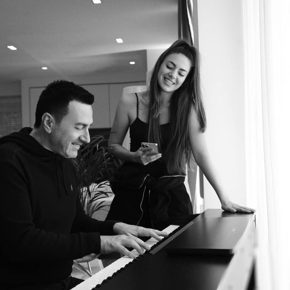 Buqetë me nota shpirti’’ nga Elvana Gjata (VIDEO) – Klan Kosova