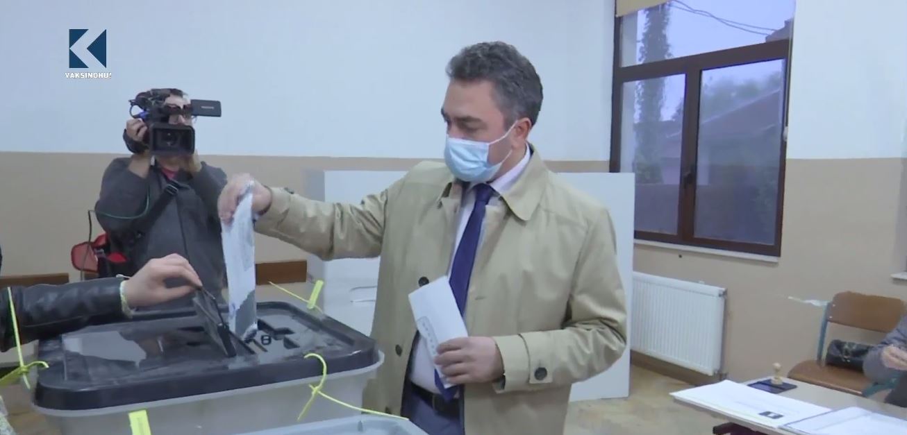 Voton kryetari i KQZ-së, Kreshnik Radoniqi - Klan Kosova