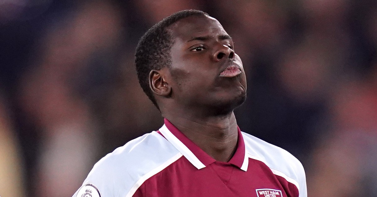 Zouma i West Ham fishkëllehet nga tifozët, shkelmoi macen e tij si top ...