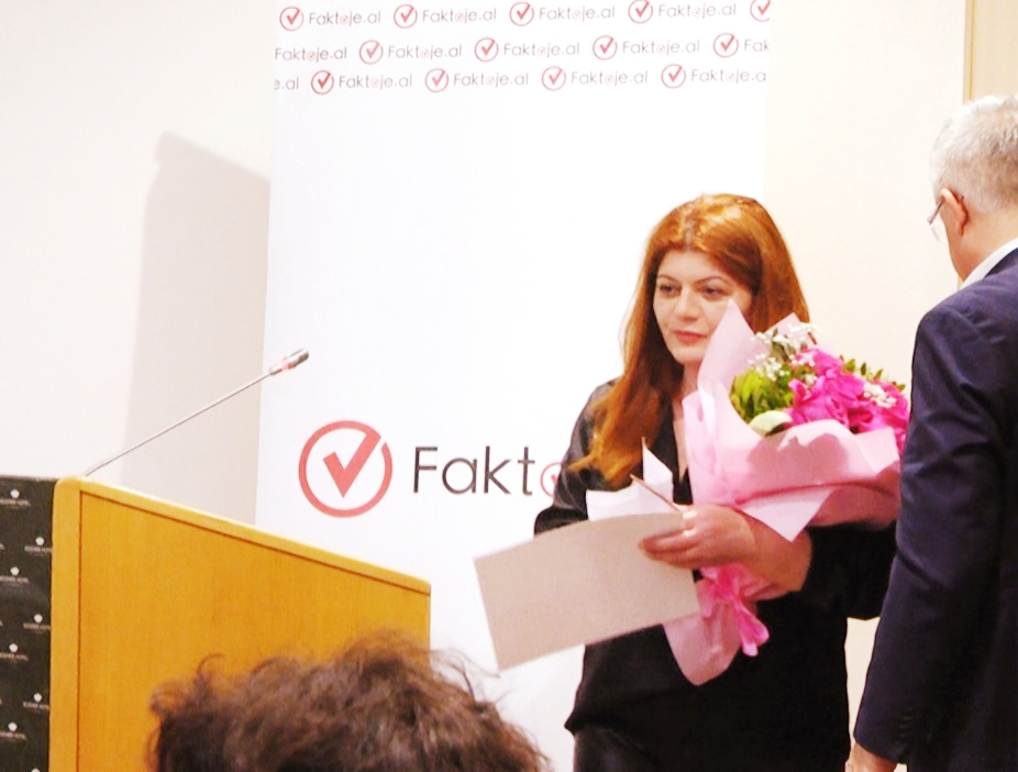 Anila Prifti dekorohet me çmimin “Fatos Baxhaku”: Gazetaria është ...
