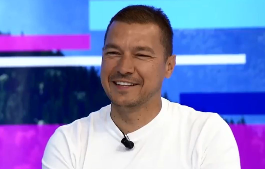 Ora 7 - Neki Emra prezanton këngën "Gurbetqar" - Klan Kosova