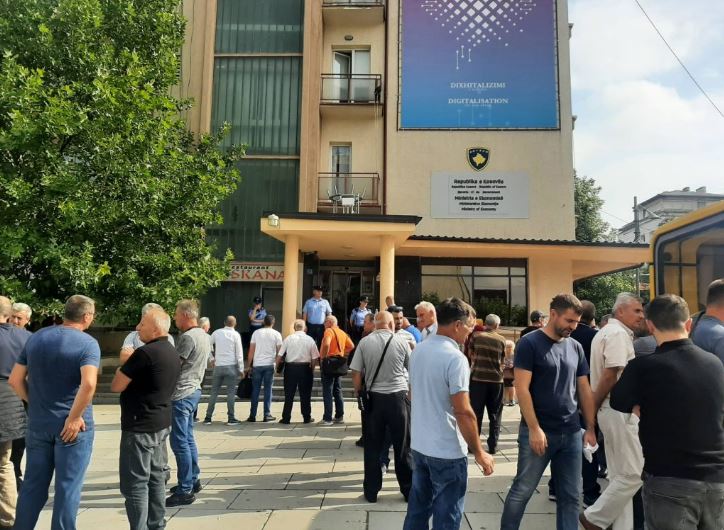 “Kosova Thëngjilli” po proteston para Ministrisë së Ekonomisë - Klan Kosova