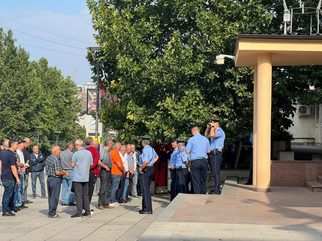 “Kosova Thëngjilli” po proteston para Ministrisë së Ekonomisë - Klan Kosova