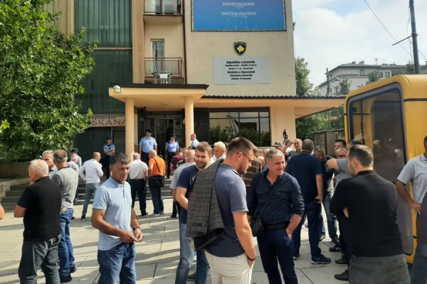 “Kosova Thëngjilli” po proteston para Ministrisë së Ekonomisë - Klan Kosova