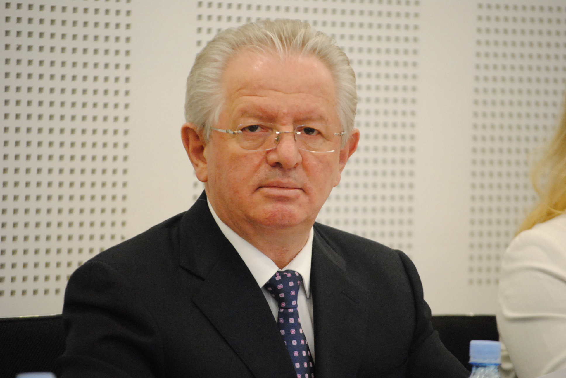 Skender Hyseni: Lumir Abdixhiku shkaktoi një skandal politik infantil ...