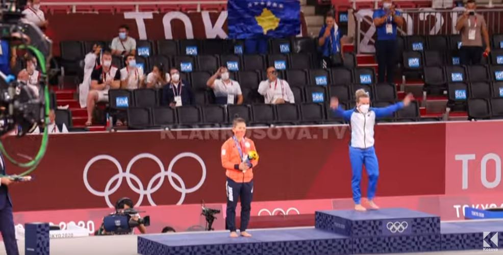 Rama u jep pagë e i bën kolonele Norën e Distrian (VIDEO) – Klan Kosova