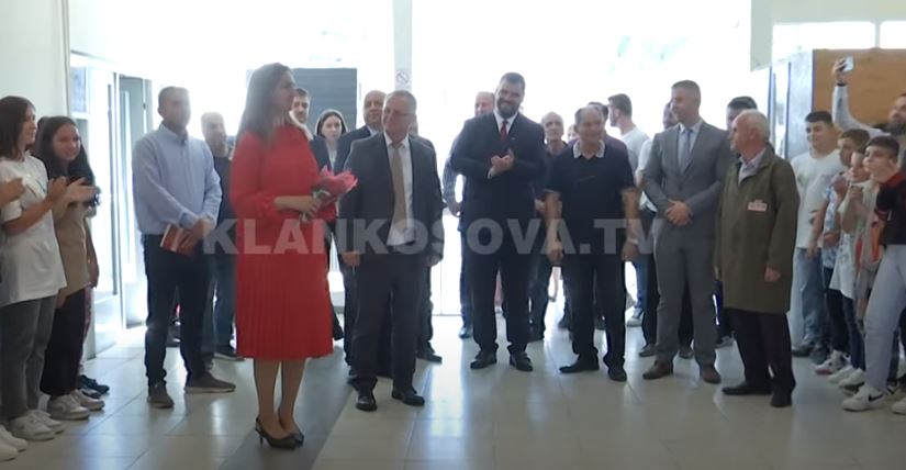 Bislimi e Nagavci u shpërndajnë libra shqip, nxënësve në Luginë (VIDEO ...