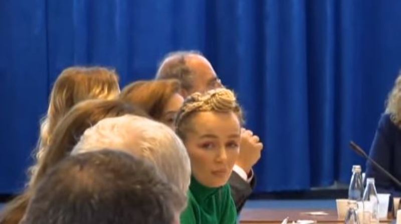 Adriana Matoshi me stil të "çuditshëm" flokësh në Komisionin për Arsim ...