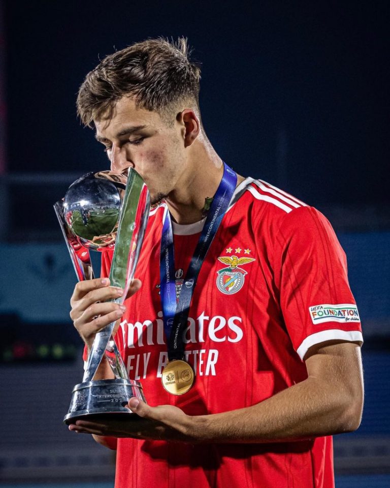 Emocionet e një kampioni bote me klubet, Adrian Bajrami rrëfen arritjen ...