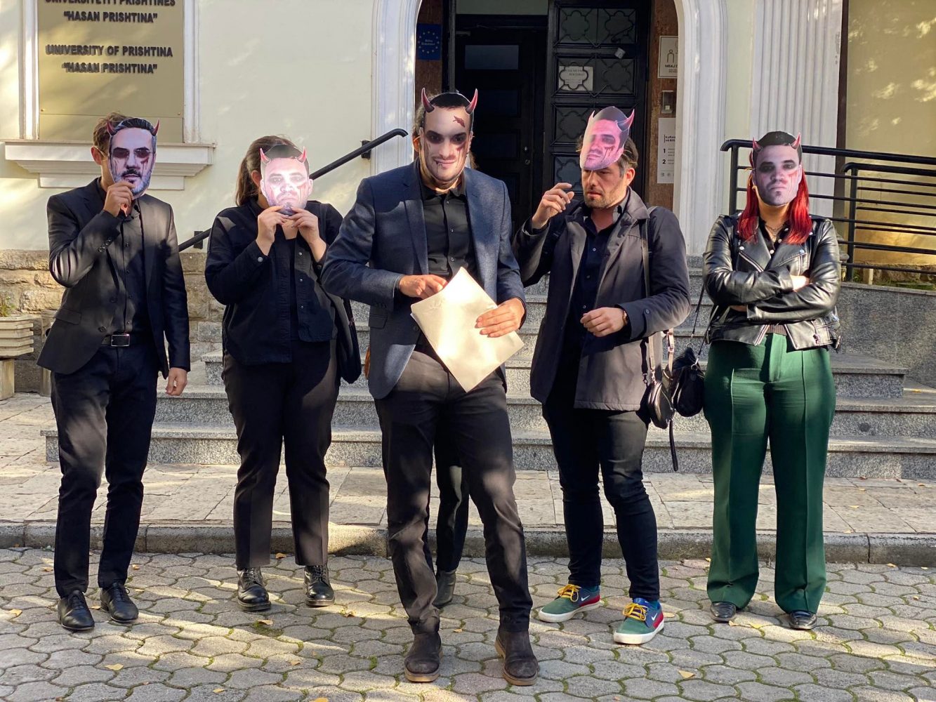 Orca Shpërndan Maska Me Fytyra Të Frikshme Të Plagjiatorëve Për Natën