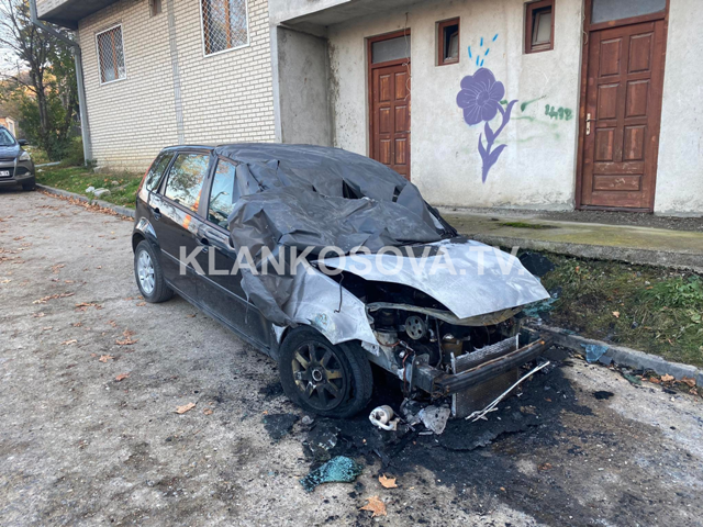 Pamje të veturës me targa RKS të djegur në Zveçan - GazetaBlic