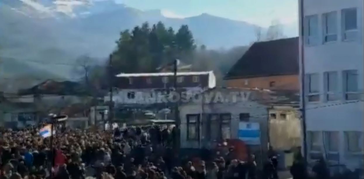 Serbët protestojnë në Shtërpcë: ‘Albin Kurti, fëmijët nuk ua falim ...