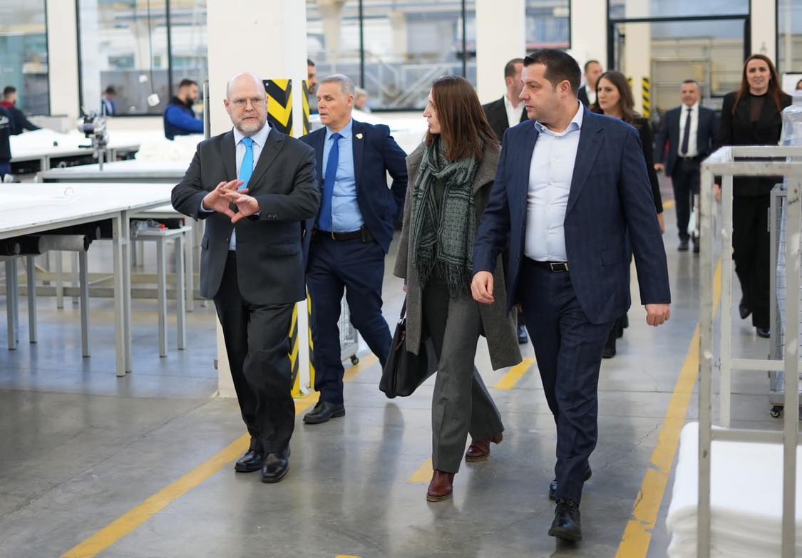 Ambasadori amerikan Hovenier vizitë në Devolli Corporation, lavdëron ...