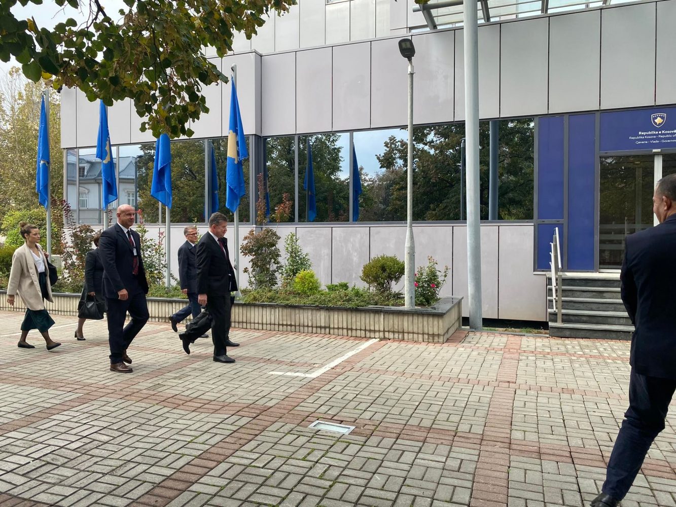 Lajçak shkon në Qeveri, aty edhe Hovenier - Klan Kosova