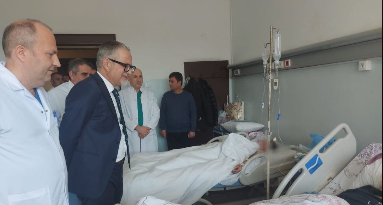 Vitia: Do të rrisim cilësinë e shërbimeve ndaj pacientëve - Klan Kosova