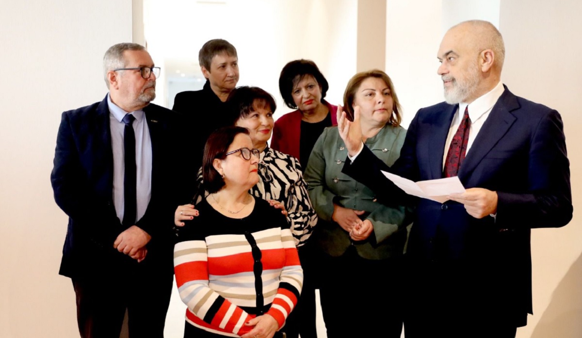 Rama me punonjësit e qeverisë, u tregon sa do t’u rritet rroga - Klan ...