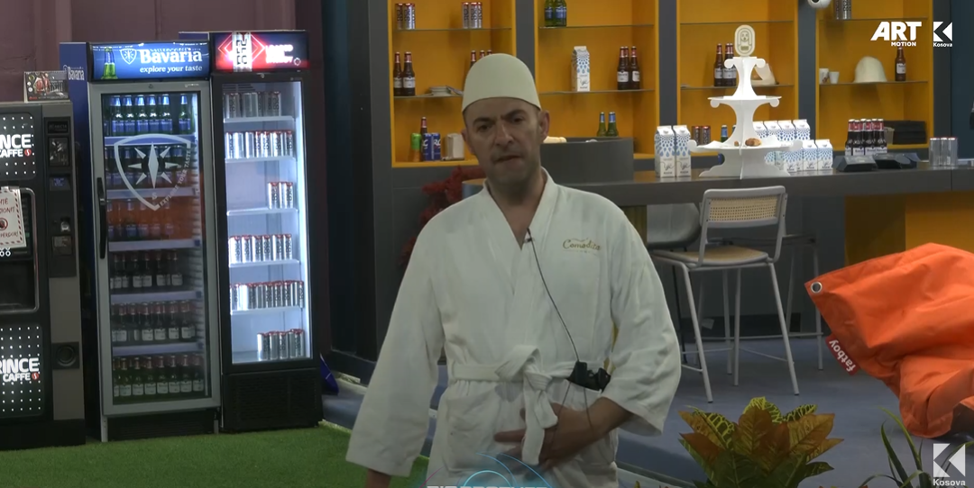 Me plis mbi kokë e mantel të bardhë, Vedati i uron mësimdhënësit për “7 ...