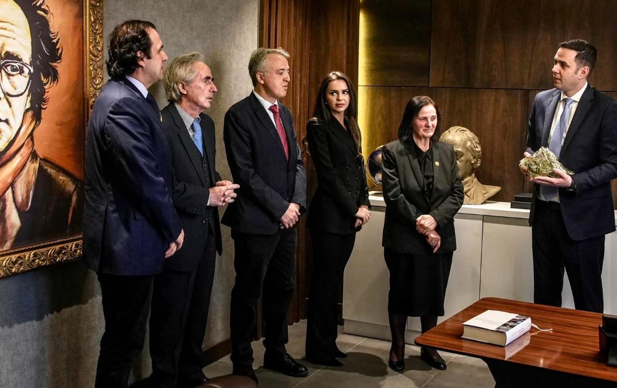 Familja e ish-presidentit Rugova e viziton Abdixhikun në dyvjetorin e ...