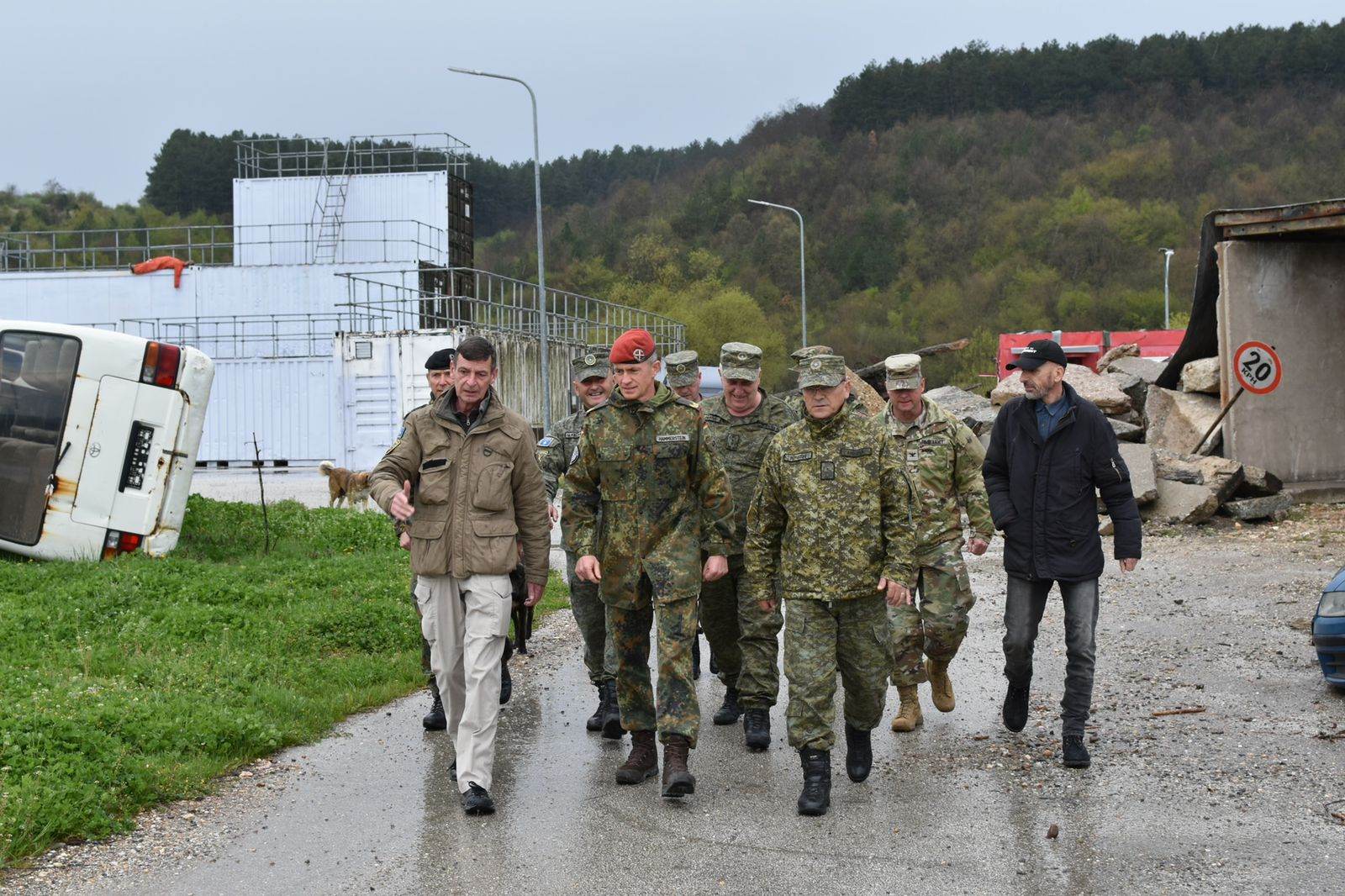 Drejtori i NALT-it vizitoi Gardën Kombëtare të FSK-së - Klan Kosova