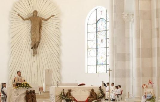 Në Katedralen “Shën Nënë Tereza” u mbajt mesha për ditën e Pashkës ...