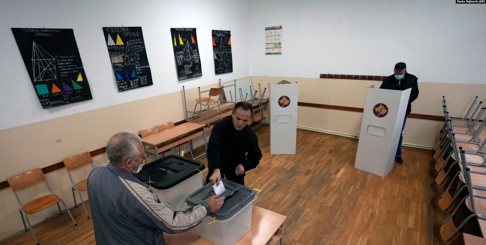 Veriu ende pa qendra të votimit – Klan Kosova