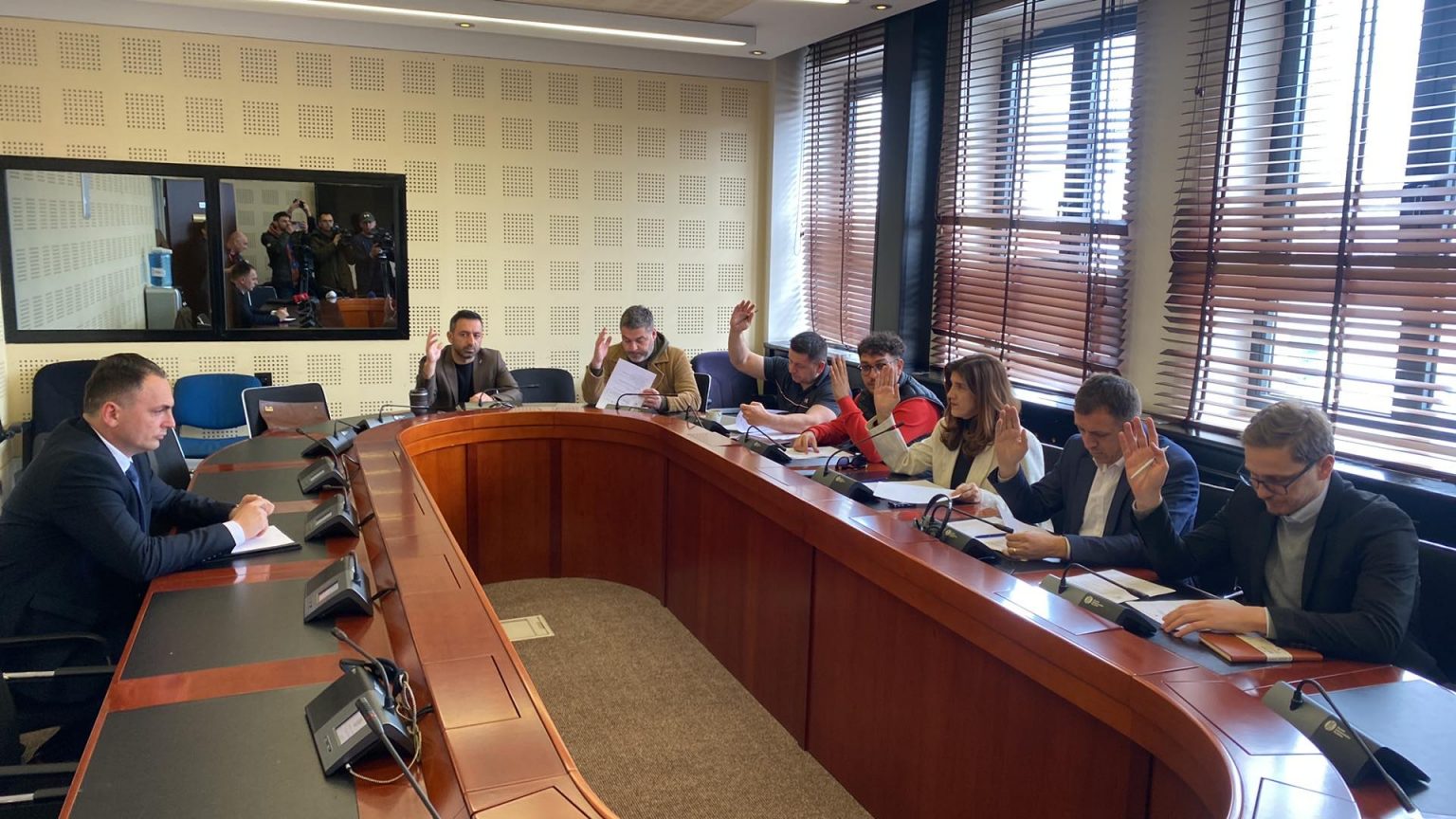 Drejtori i AKI-së raporton në komision pa praninë e mediave - Klan Kosova