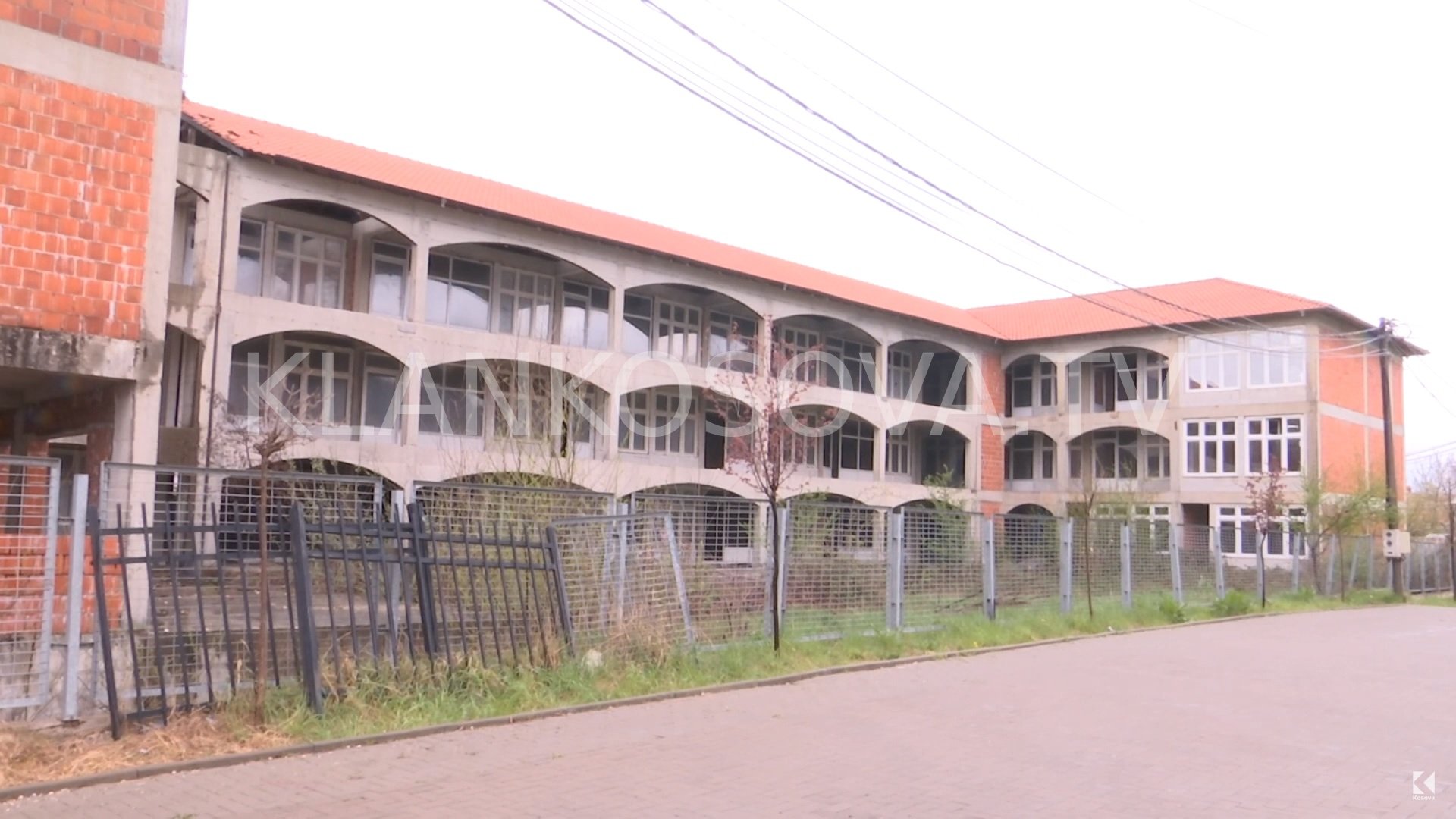 Shtëpia e kulturës në Bardhosh s’u bë për 10 vjet (VIDEO) – Klan Kosova