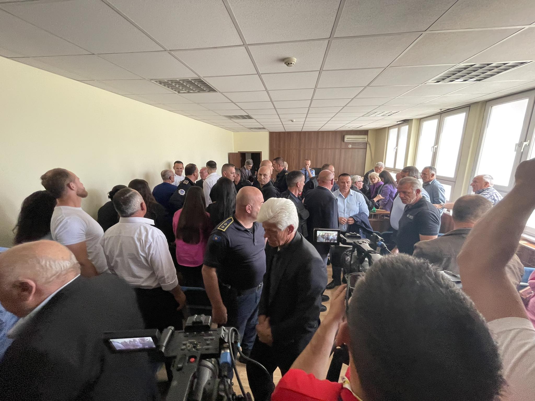 Mbrojtja kërkon lirimin e të akuzuarve për vrasjen e trefishtë në ...