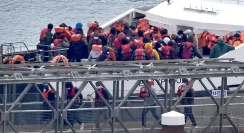 Qeveria britanike nis fushatën reklamuese për të penguar emigrantët ...