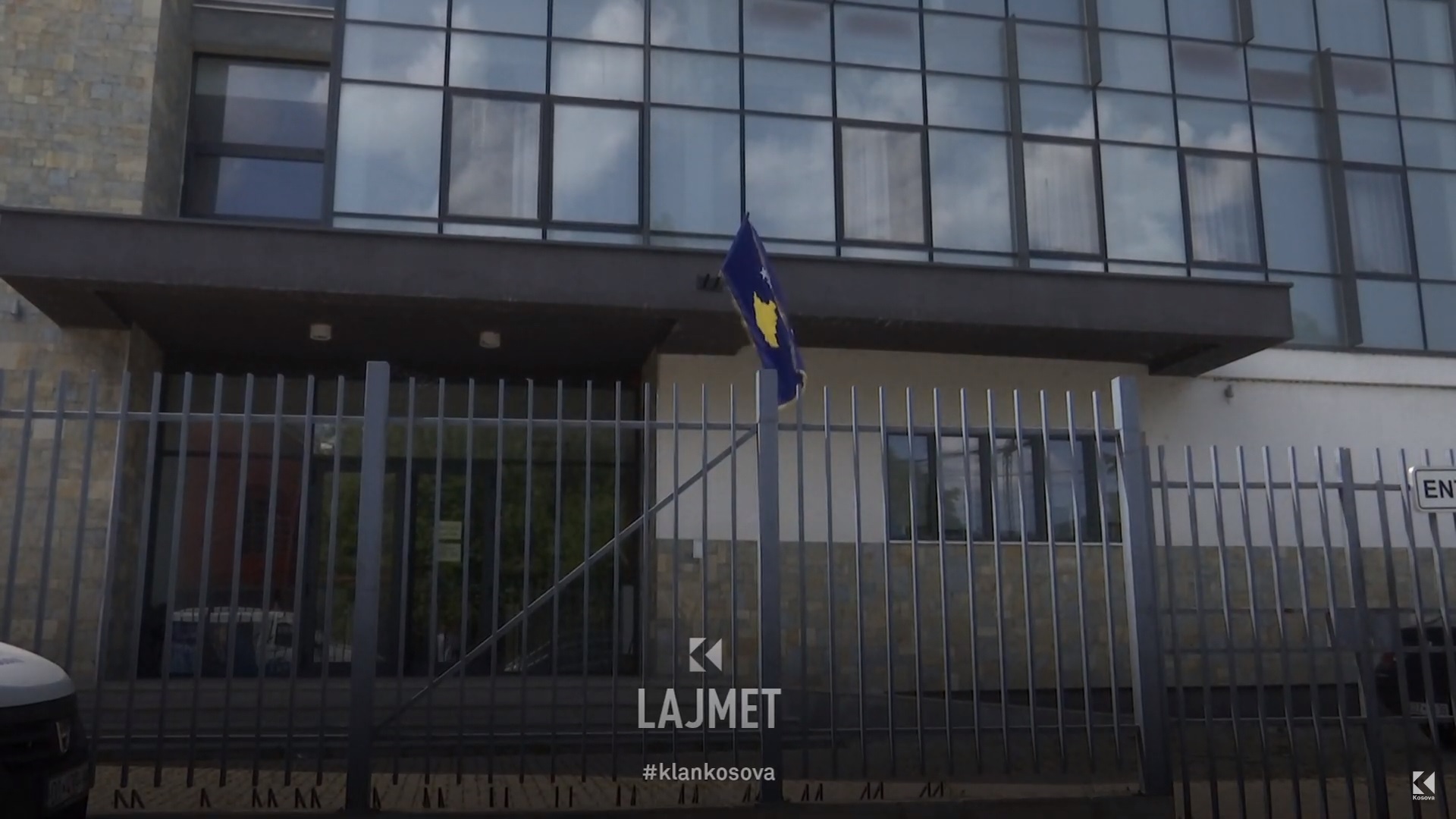 Flamuri i Kosovës s’hiqet nga komuna e Mitrovicës V., Atiqi do serbë në ...