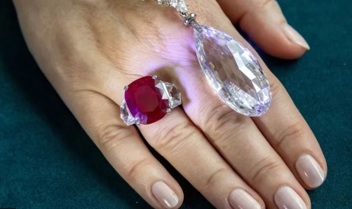 Hebrenjtë dënojnë shitjen e bizhuterive prej 150 milionë dollarësh të ...